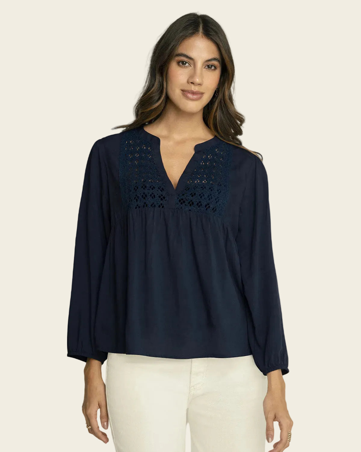 Blusa con elástico en puños y detalle guipur en frente | Leonisa Puerto ...